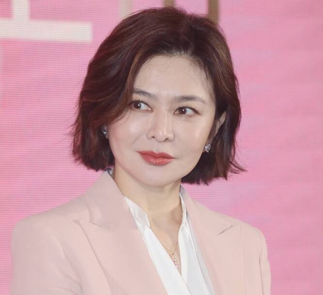 អាយុក្បែរ៦០ទៅហើយ Rosamund Kwan បង្អួតសាច់មុខឡើងស្អាត Trueid