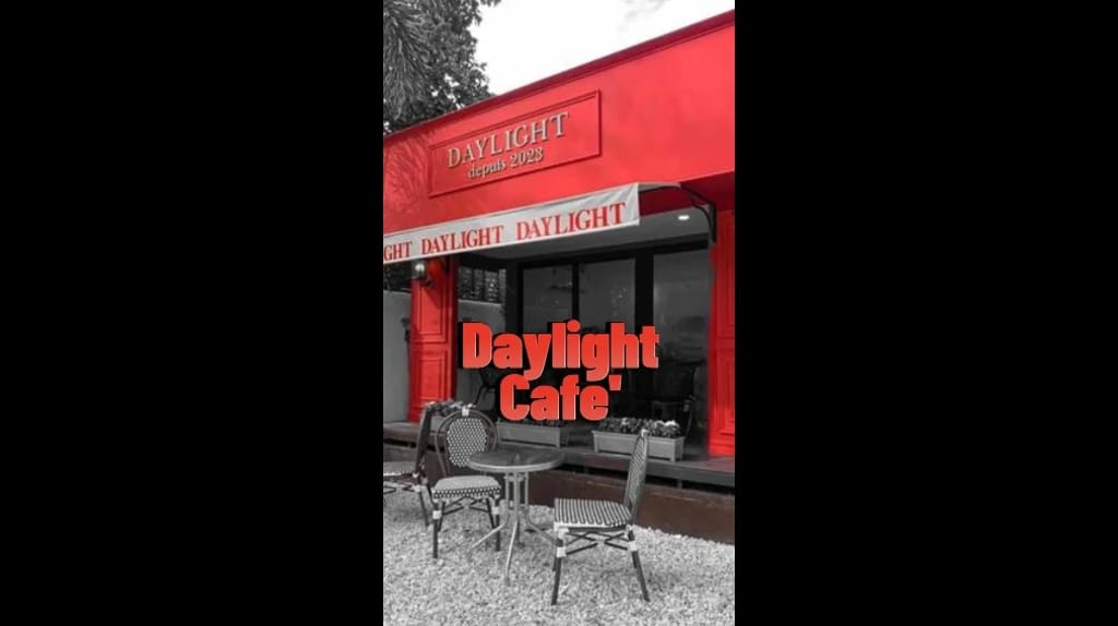 Daylight Cafe คาเฟ่ลำปาง วิวแม่น้ำวัง คุมโทนด้วยสีแดง ถ่ายรูปปัง ...