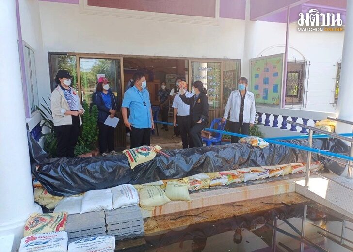 รองเลขาธิการ กศน สำรวจความเสียหายน้ำท่วมห้องสมุดประชาชน เฉลิมราชกุมารี