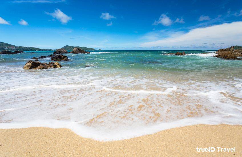 หาดกะหลิม ที่เที่ยวภูเก็ต พิกัดสายชิล ชมแนวปะการังสวยๆ จากริมหาด