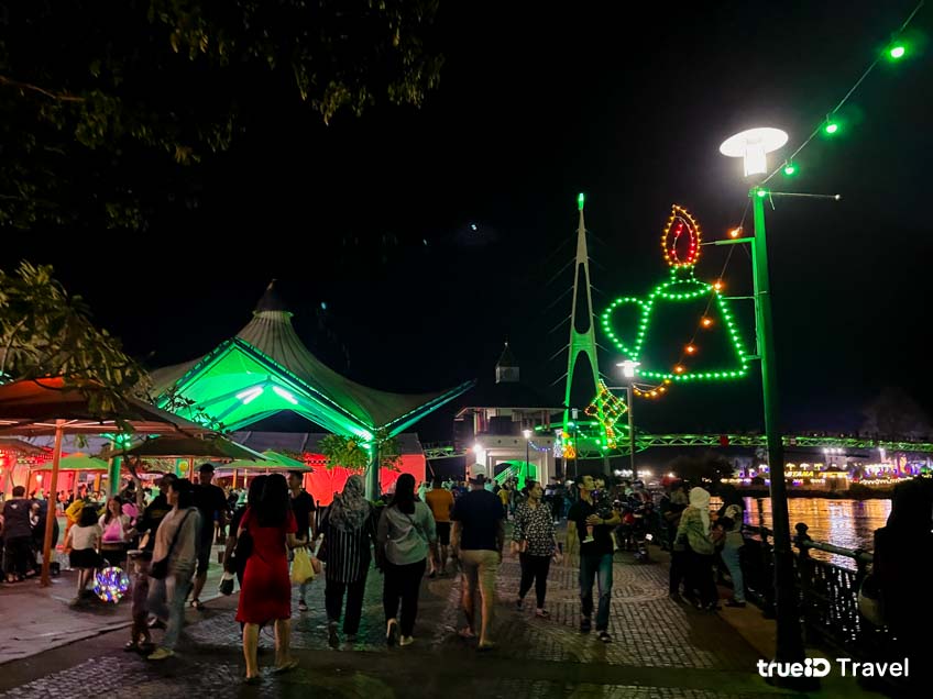 Kuching Waterfront Light Show ที่เที่ยวมาเลเซีย ชมโชว์น้ำพุแสงสีเสียงริมน้ำ