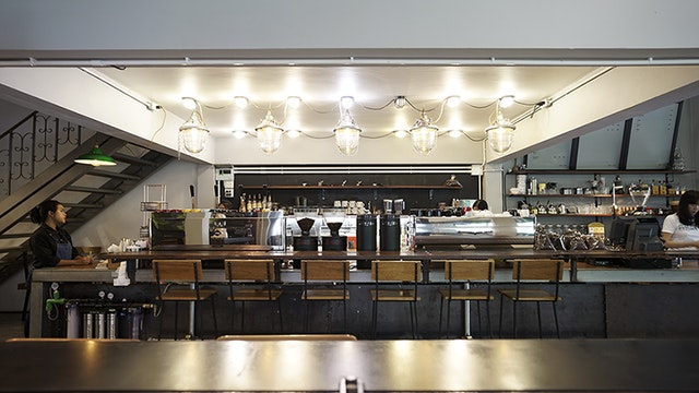 GRAY 18 CAFÉ: จิบกาแฟอุ่นๆ กับร้านกาแฟสีเทากลาง