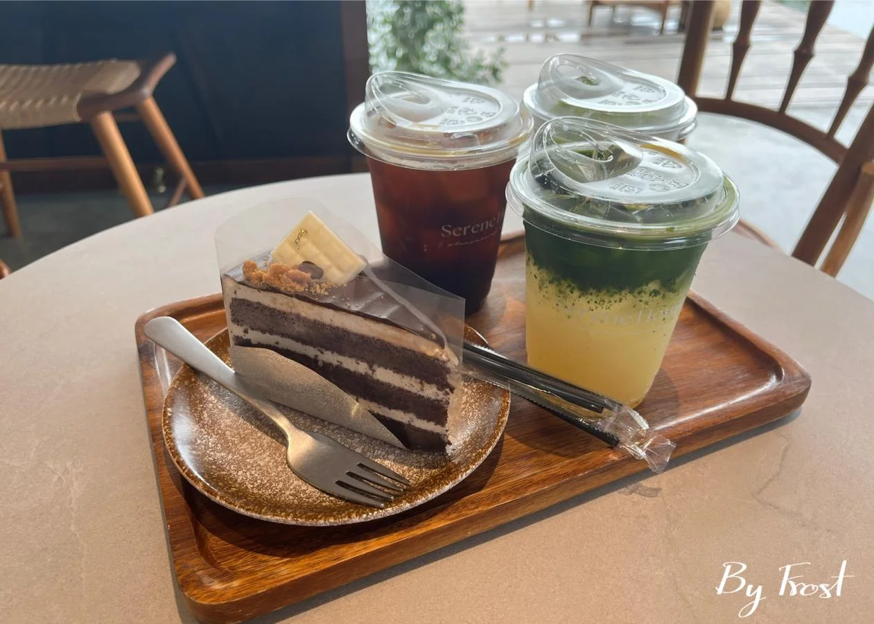 รีวิว Serene House Cafe คาเฟ่ริมน้ำสไตล์บาหลี ท่ามกลางหุบเขา ย่านบางแสน