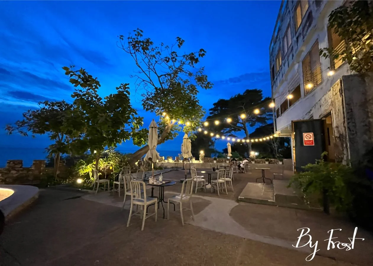 รีวิวคาเฟ่บางแสน Hidden Lab คาเฟ่ริมทะเล บรรยากาศดี มีสระว่ายน้ำตั้ง ...