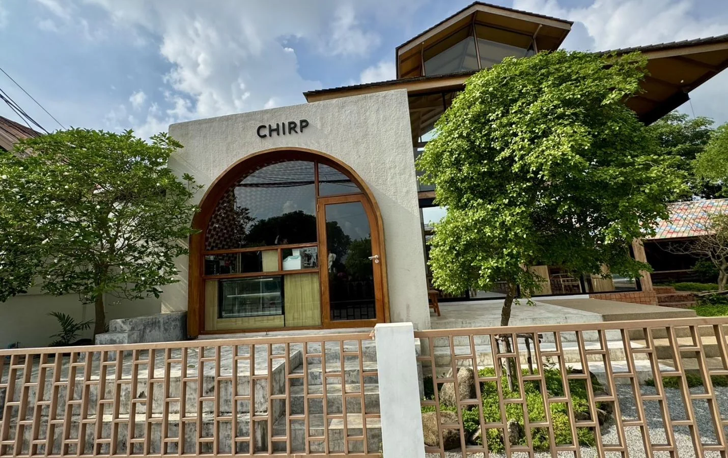 นั่งจิบกาแฟกลางสวนสไตล์ญี่ปุ่น "Chirp Cafe and Chat Space"