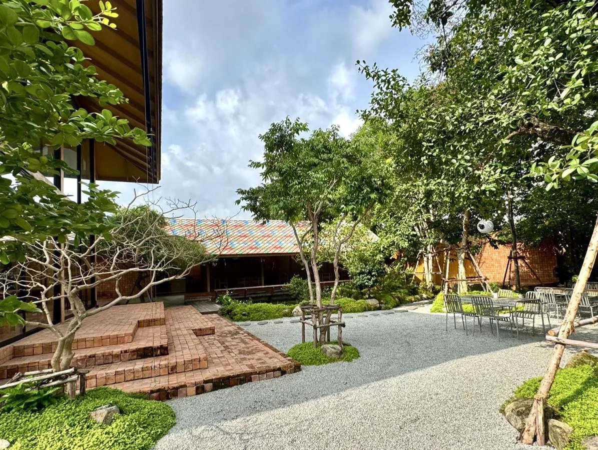 นั่งจิบกาแฟกลางสวนสไตล์ญี่ปุ่น "Chirp Cafe and Chat Space"