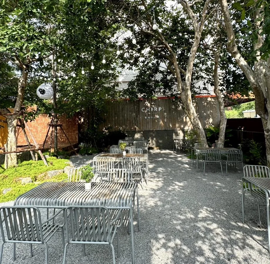 นั่งจิบกาแฟกลางสวนสไตล์ญี่ปุ่น "Chirp Cafe and Chat Space"