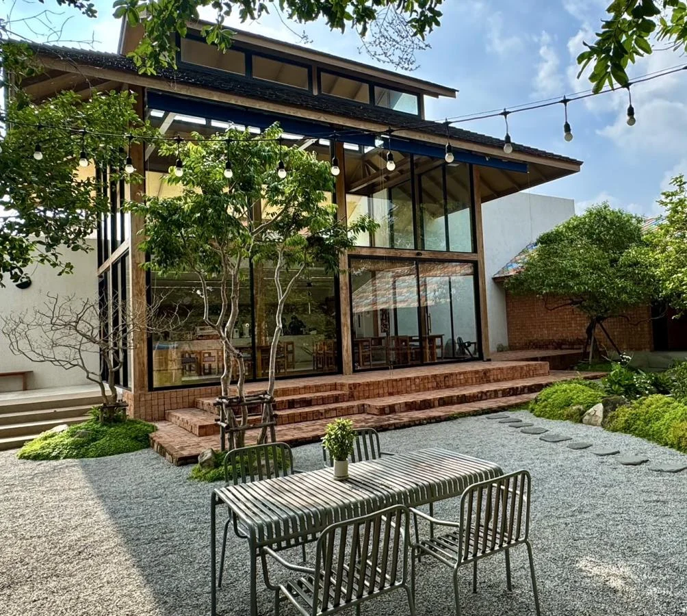 นั่งจิบกาแฟกลางสวนสไตล์ญี่ปุ่น "Chirp Cafe and Chat Space"