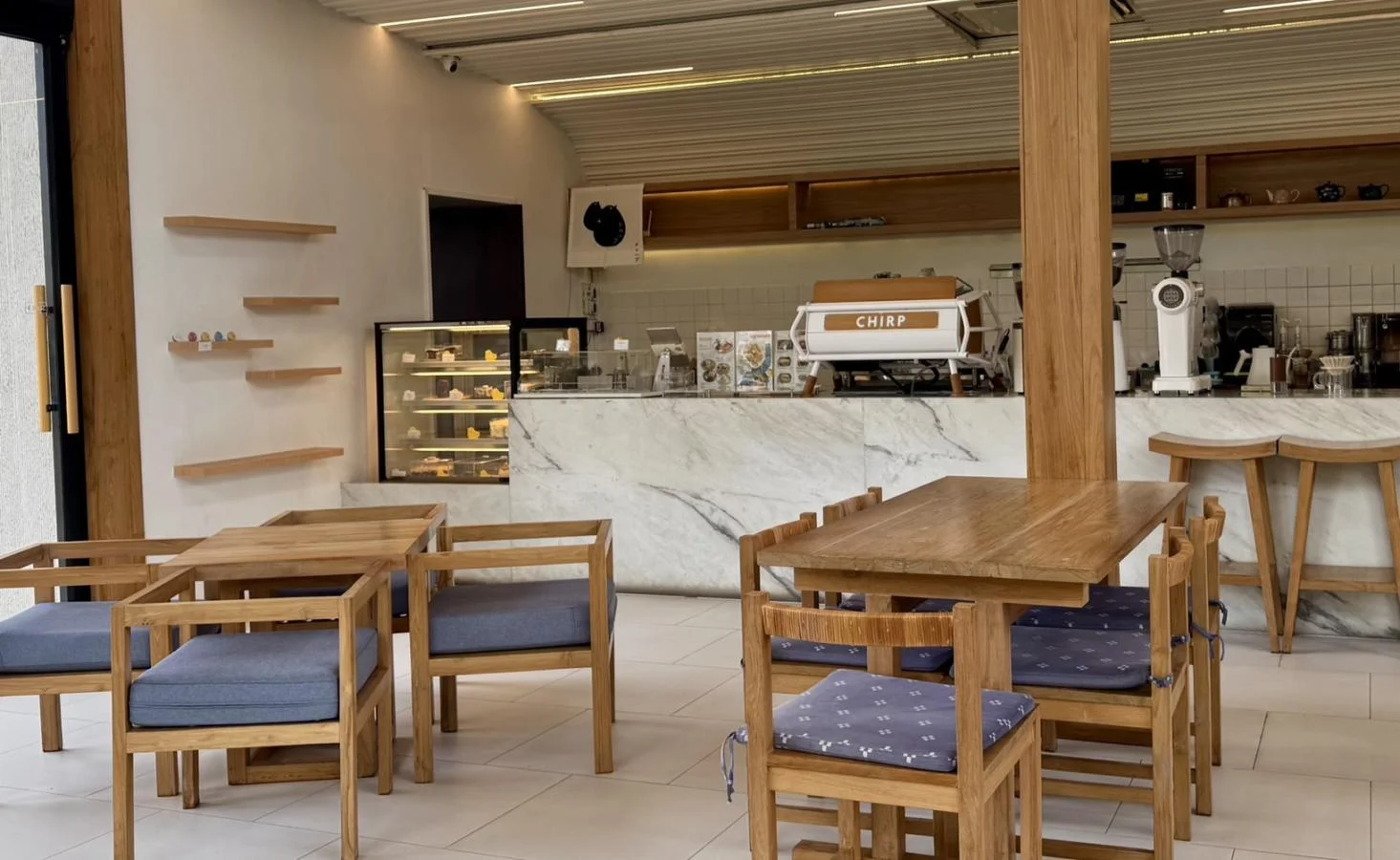 นั่งจิบกาแฟกลางสวนสไตล์ญี่ปุ่น "Chirp Cafe and Chat Space"