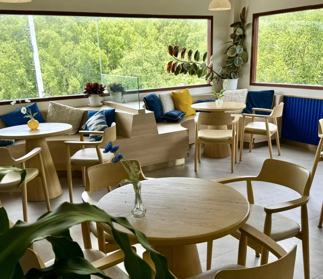 หนุ่ม-สุทน ชวนไปจิบกาแฟสุดชิลบางปู "Baan Shine Lay Bang Pu"