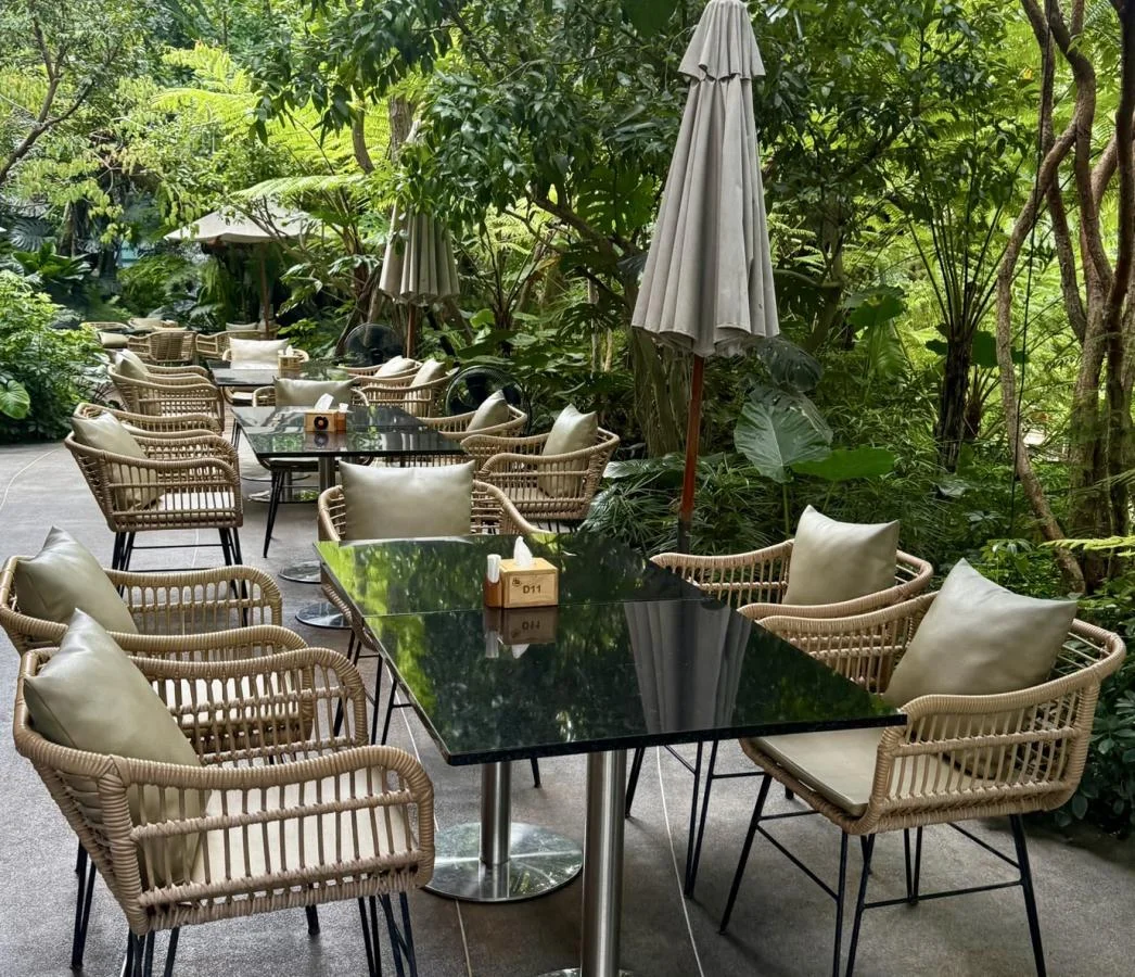 นั่งจิบกาแฟชิล ๆ "Timber Tales Cafe and Bistro khaoyai"
