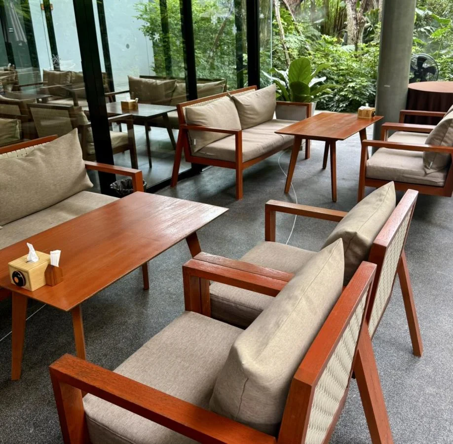 นั่งจิบกาแฟชิล ๆ "Timber Tales Cafe and Bistro khaoyai"