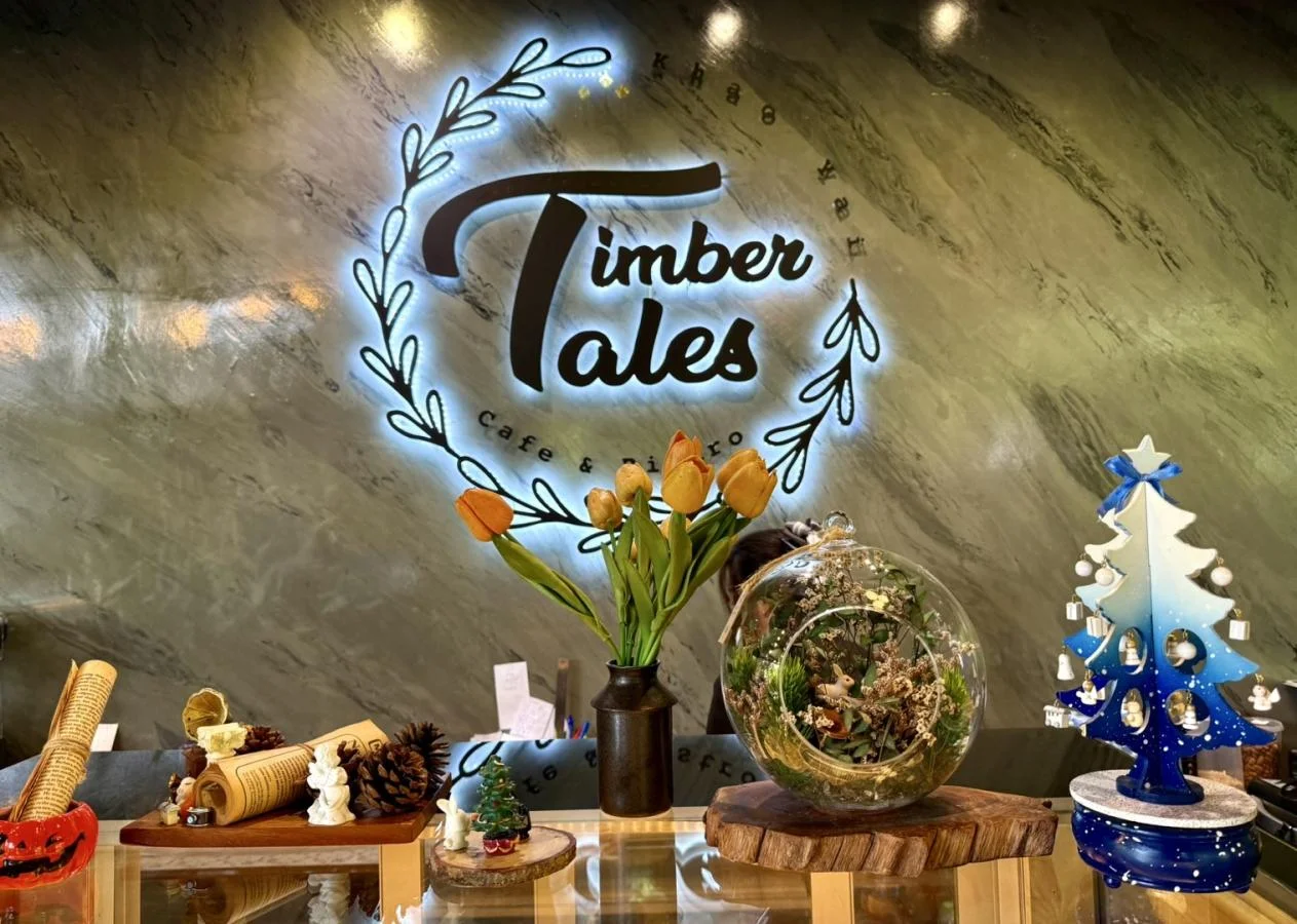 นั่งจิบกาแฟชิล ๆ "Timber Tales Cafe and Bistro khaoyai"