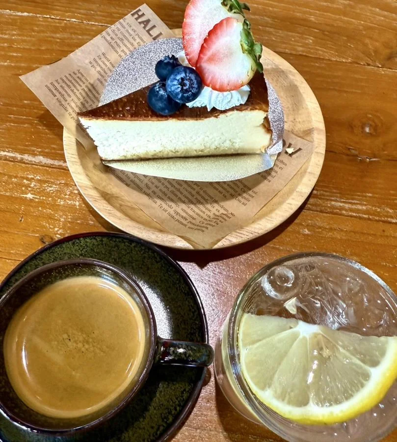 นั่งจิบกาแฟชิล ๆ "Timber Tales Cafe and Bistro khaoyai"